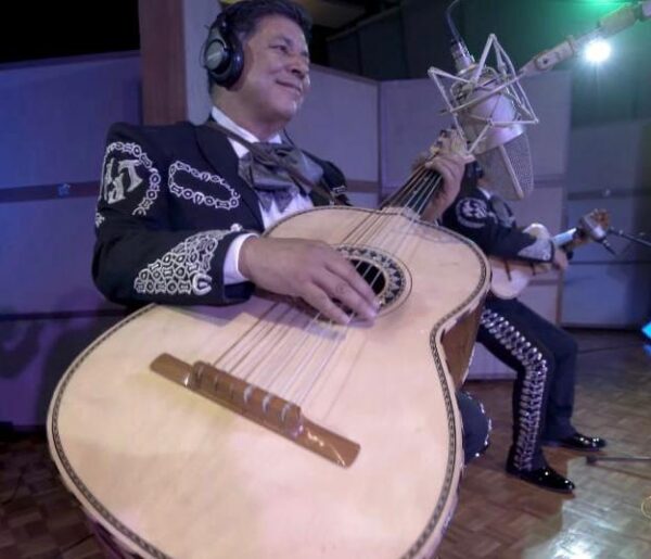 Registro Clase GUITARRON – Academia Mis Raices de Allan Moreno